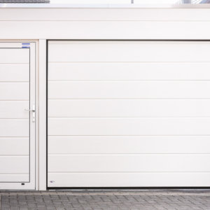 Garagedeur met loopdeur voor in en uitloop gemak | Brabant Deur