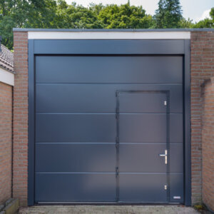 Garagedeur met loopdeur voor in en uitloop gemak | Brabant Deur